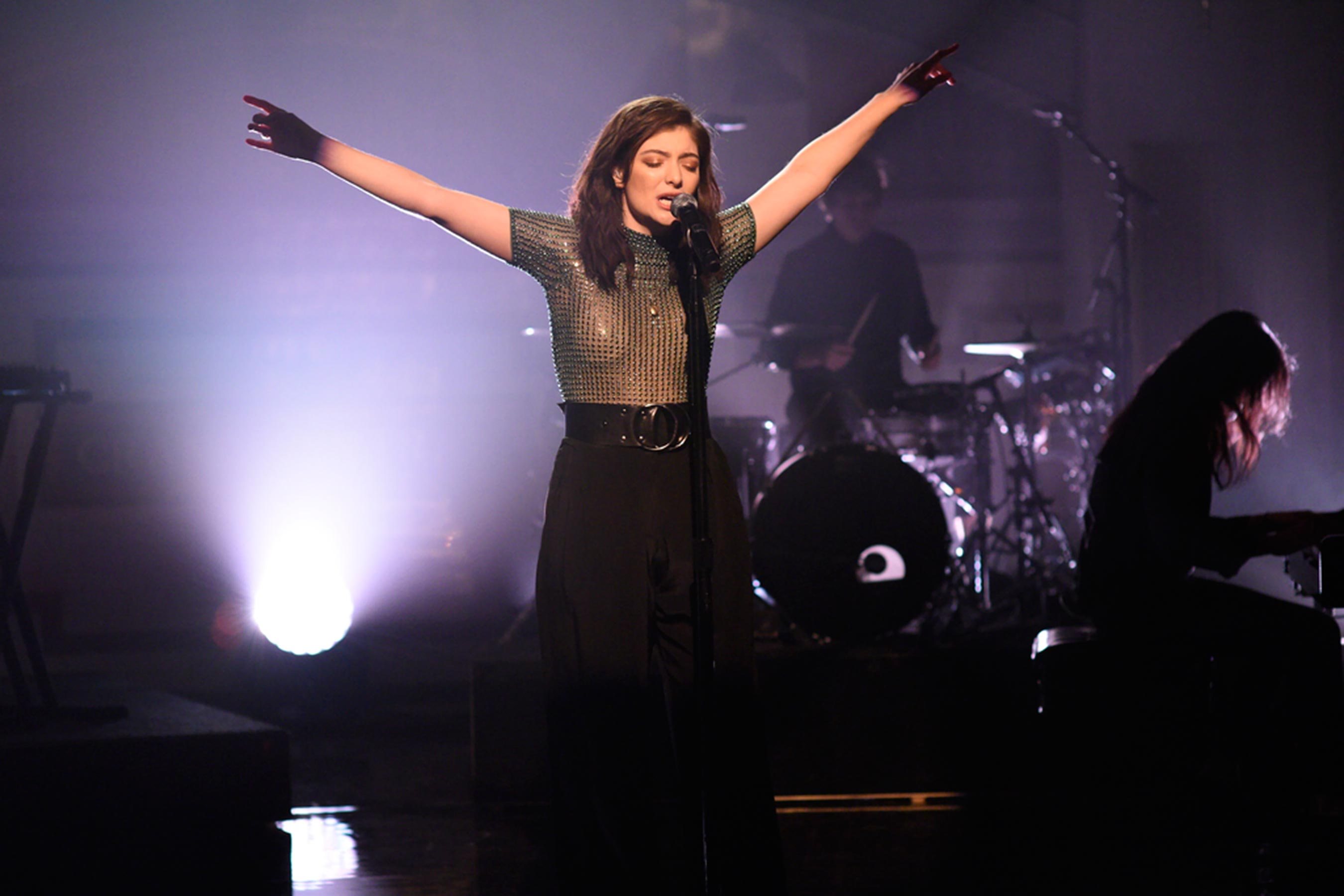 Lorde hace su gran regreso a los escenarios en Saturday Night Live ...