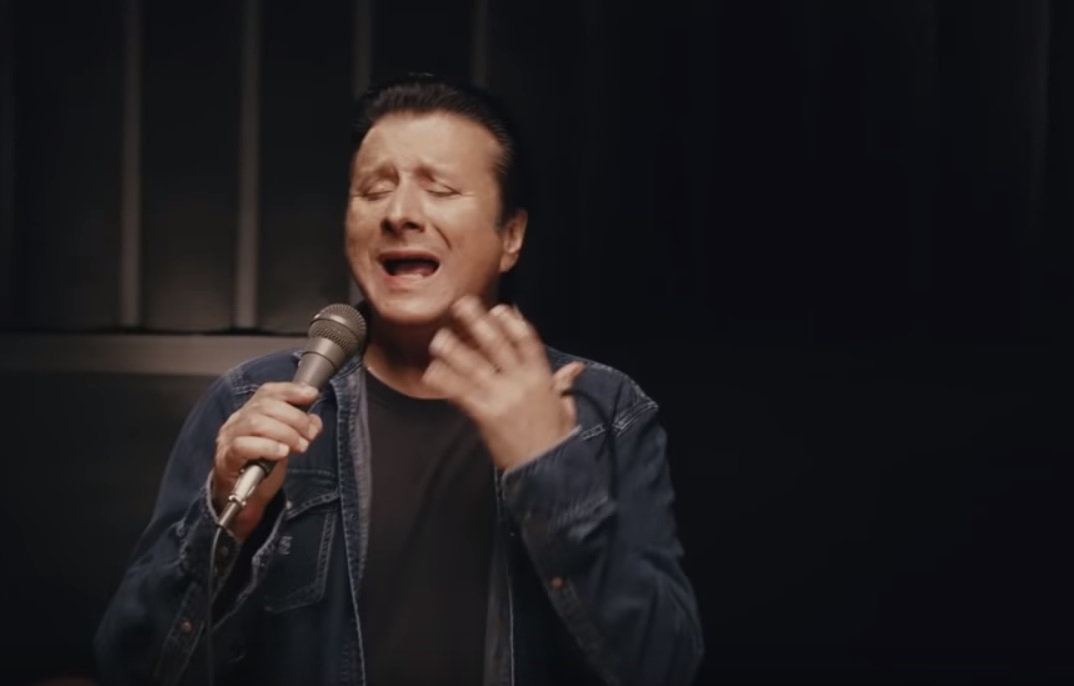 Steve Perry hace gala de su calidad vocal en su nuevo single "No More ...