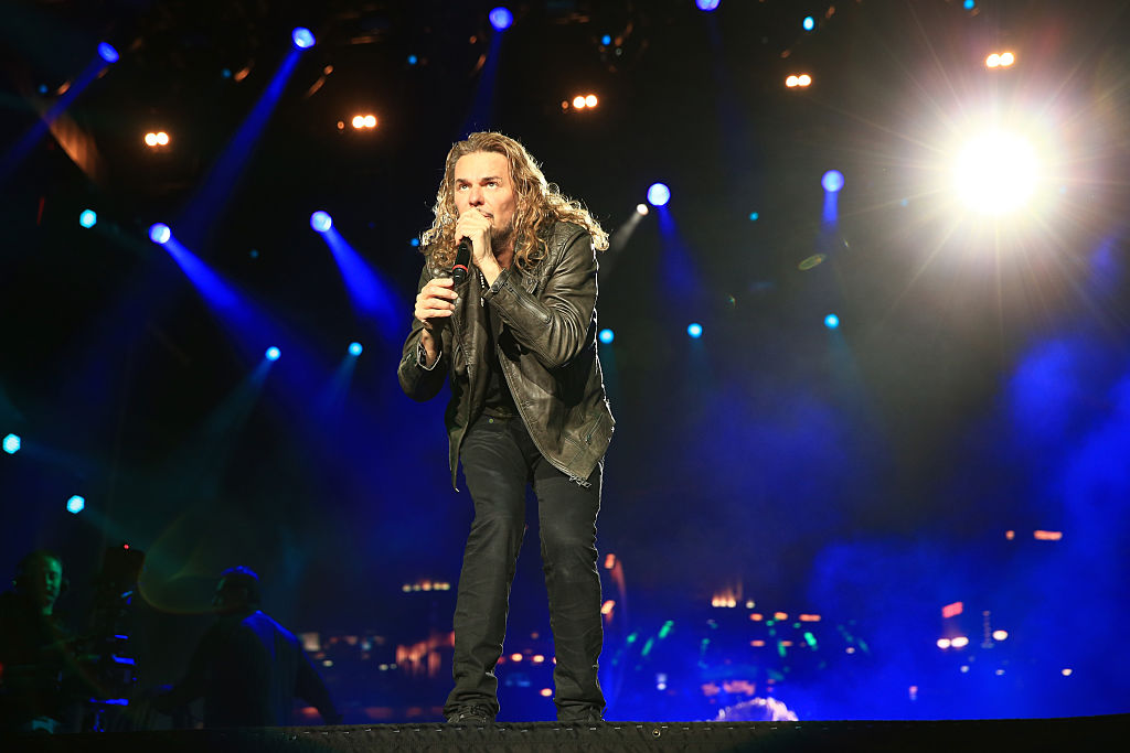 La cirugía estética que dejó irreconocible al vocalista de Maná — Radio ...