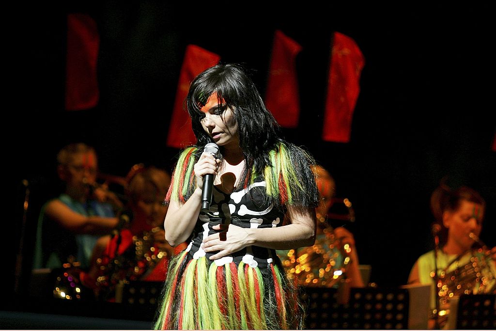 Envidia: Björk fue DJ en una fiesta escolar en Islandia — Radio ...