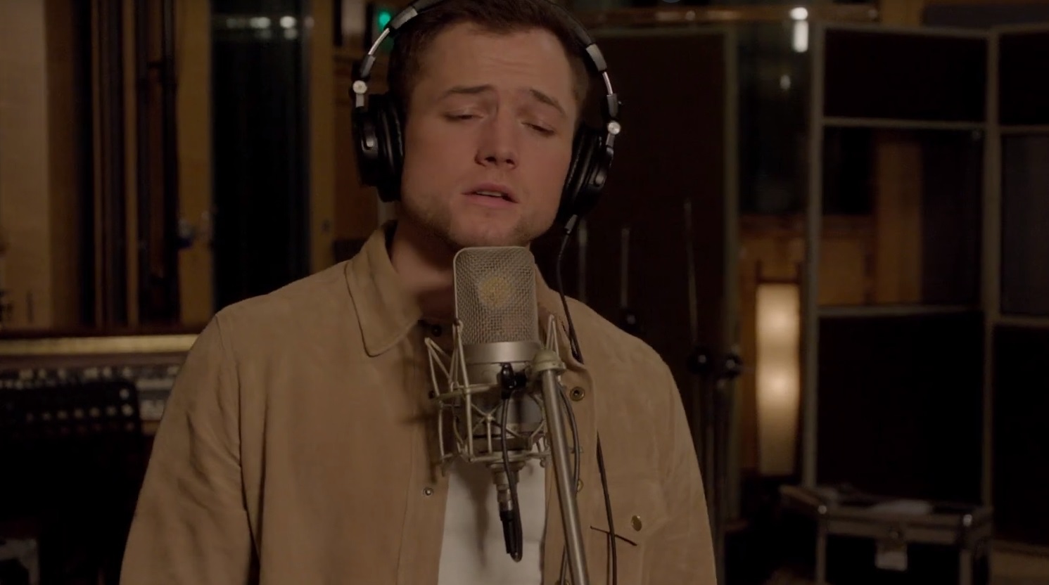 Estrenan video de Taron Egerton interpretando “Rocket Man” — Radio ...