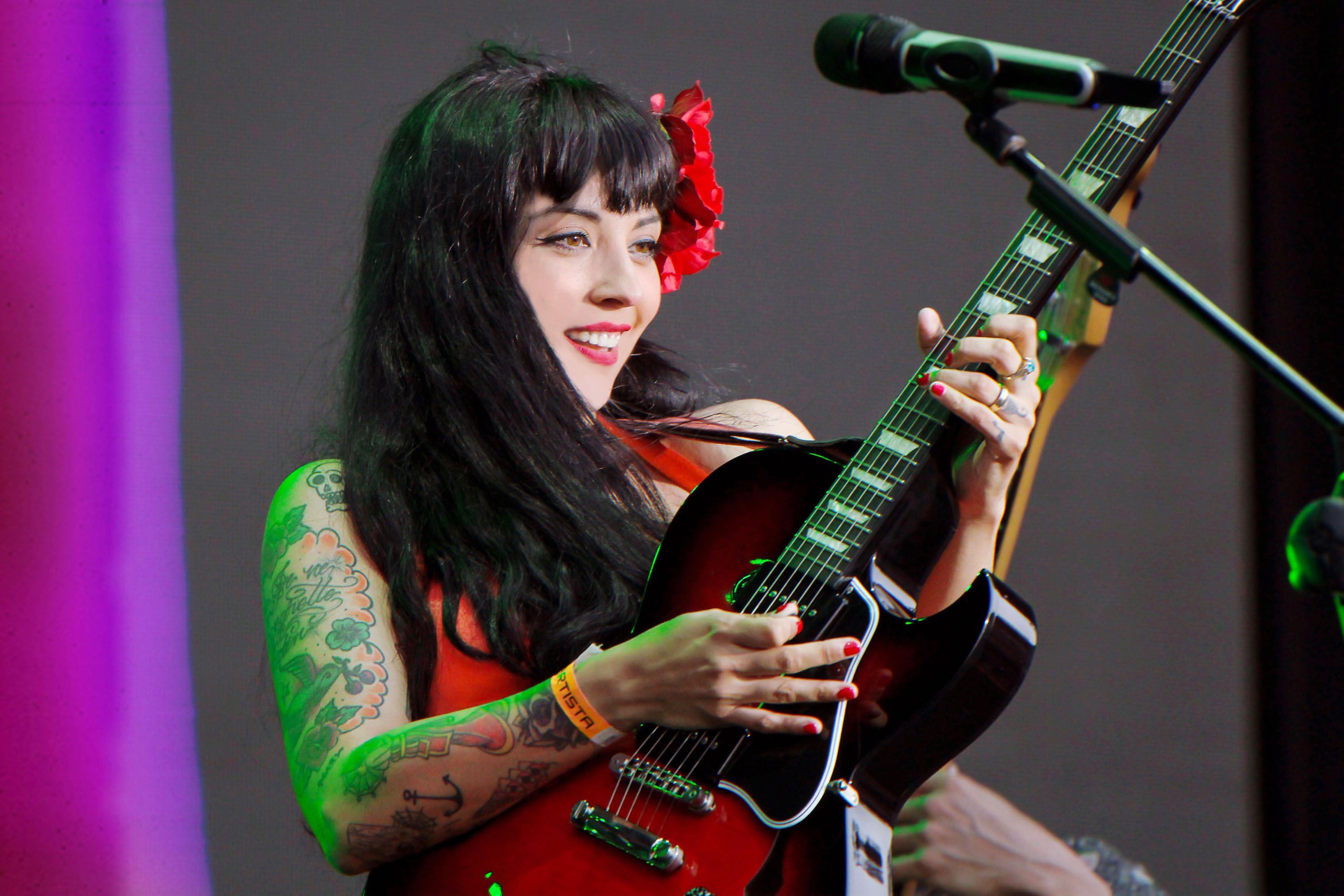 "Íconos a Cielo Abierto": Inauguran mural de Mon Laferte en Santiago ...
