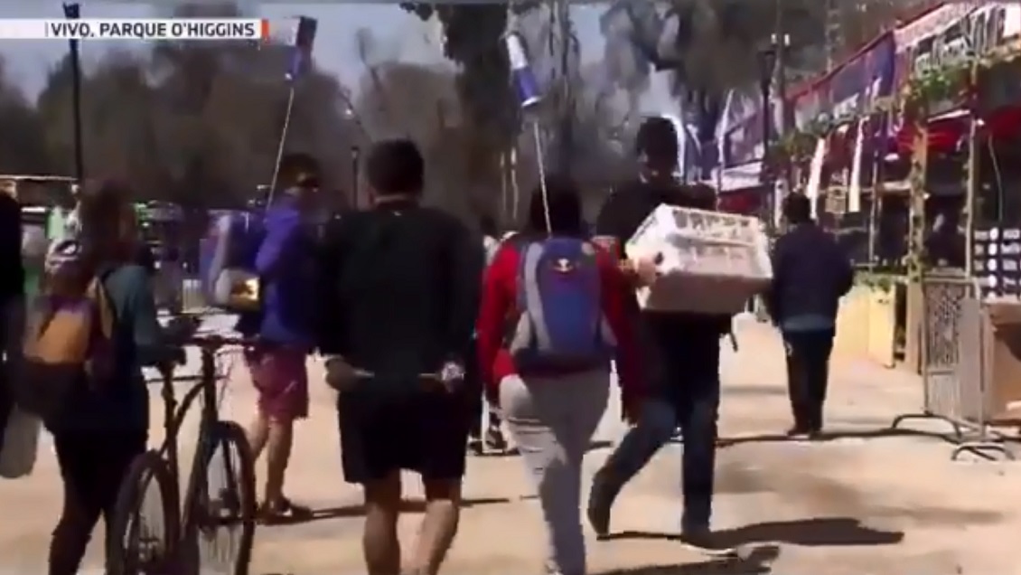 Hombre irrumpe en despacho en vivo y hace el primer cara pálida de ...