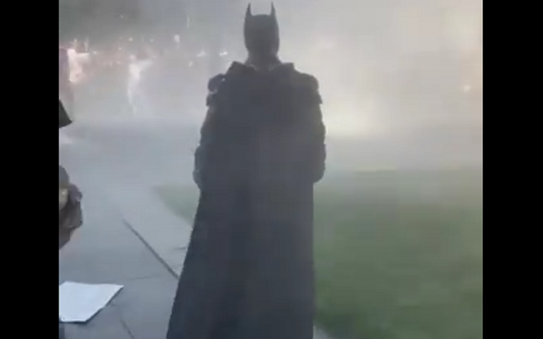 Hombre disfrazado de "Batman" apareció en protestas por la muerte de ...