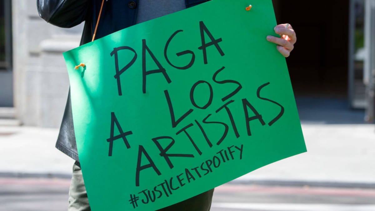 Protestas contra Spotify: músicos exigen mejor distribución de ...