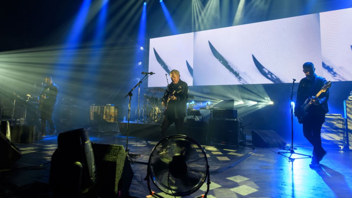 New Order tocó por primera vez en vivo su sencillo "Be A Rebel" — Radio ...
