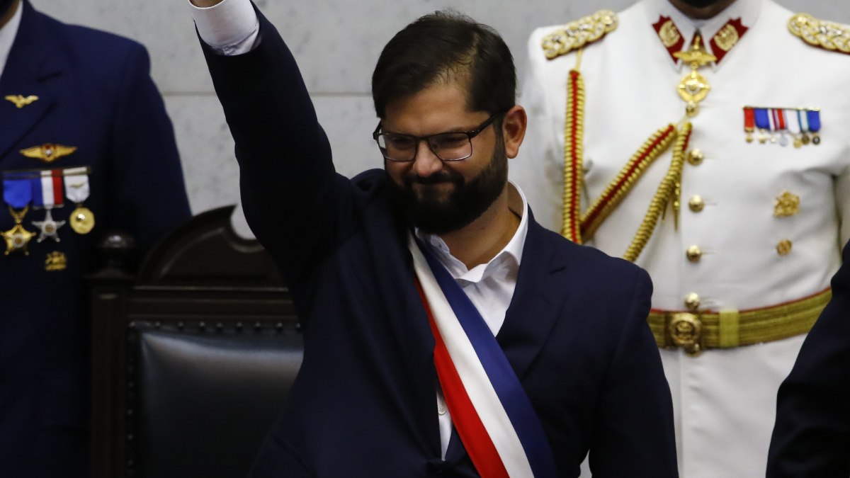 Sin corbata y con el mar de fondo: Así es el retrato oficial de Gabriel Boric — Radio Concierto ...