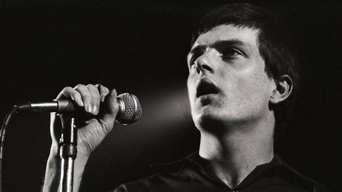 Joy Division: Hace 44 años dio su último concierto con Ian Curtis ...