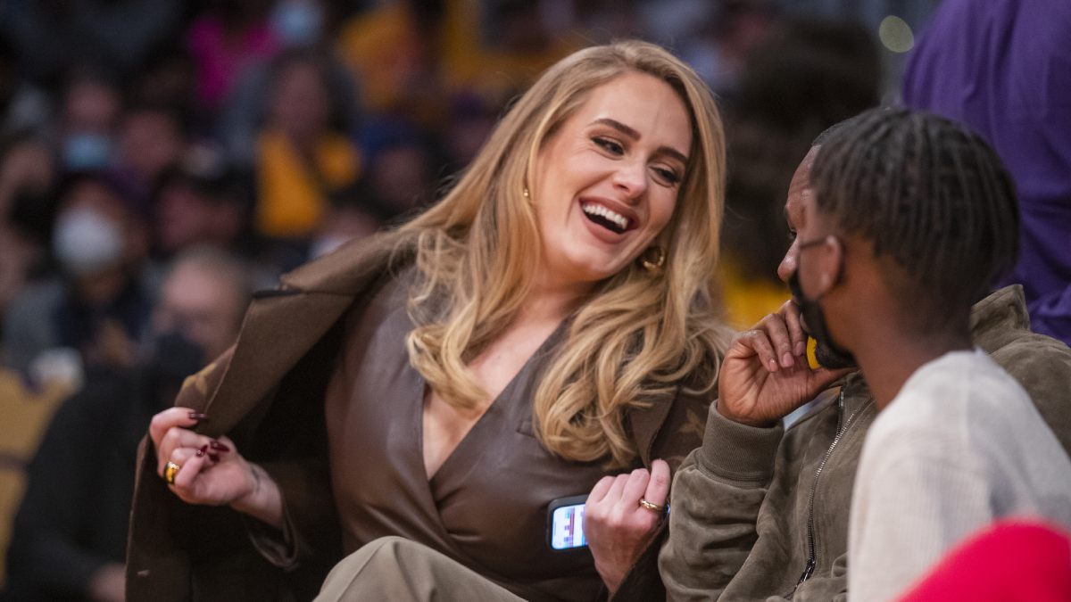 Adele está más feliz que nunca y podría casarse — Radio Concierto Chile
