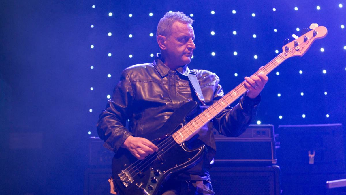 Ian McCulloch de Echo & The Bunnymen canta en el funeral de Paul Ryder ...