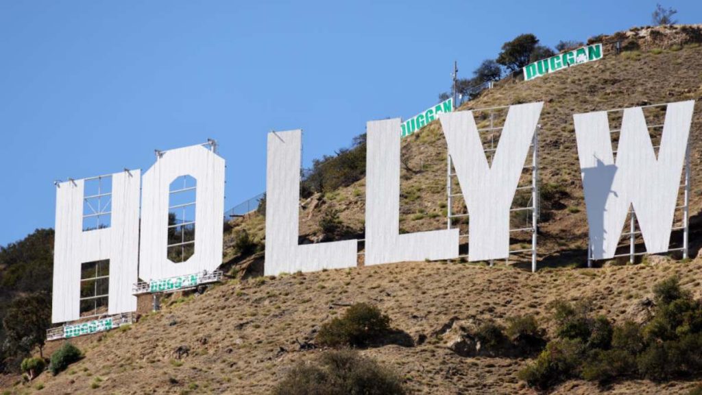 El letrero de Hollywood recibe un retoque de pintura para sus 100 años ...