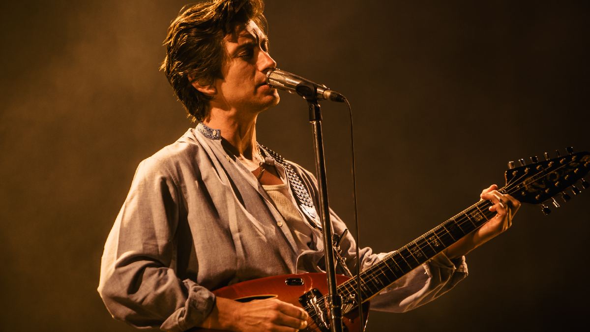Alex Turner canta serenata a una pareja en su primer baile — Radio ...