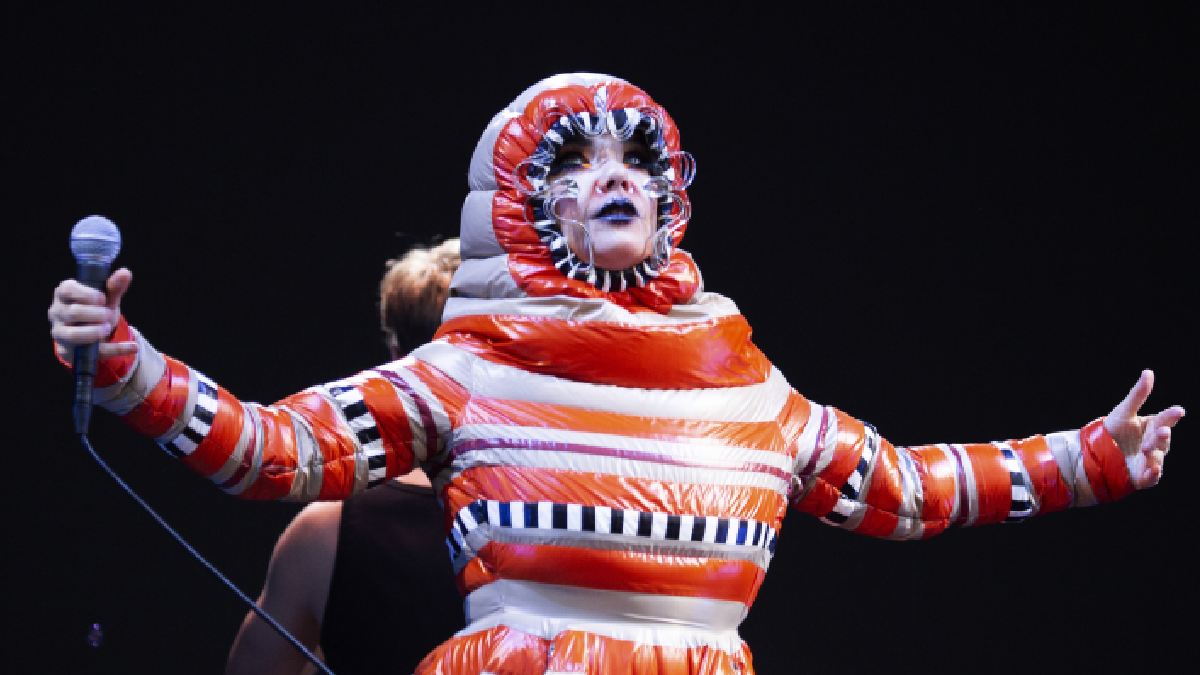 Björk dice que se fue de Estados Unidos por la violencia de las armas ...