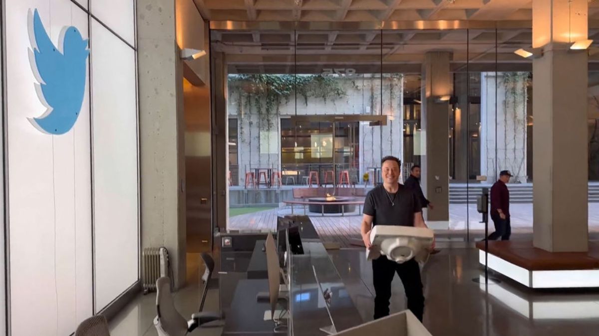 Elon Musk cerró la compra de Twitter y despidió a varios altos ...