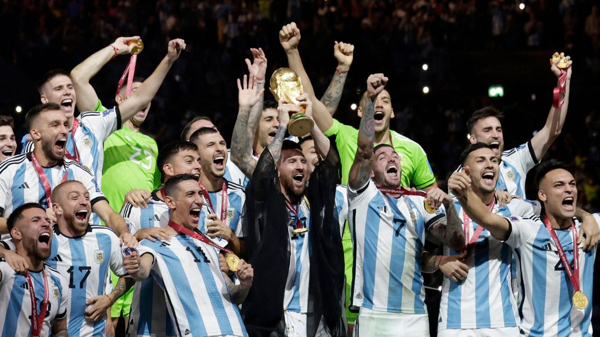 El significado detrás de la capa negra que utilizó Messi al levantar la ...