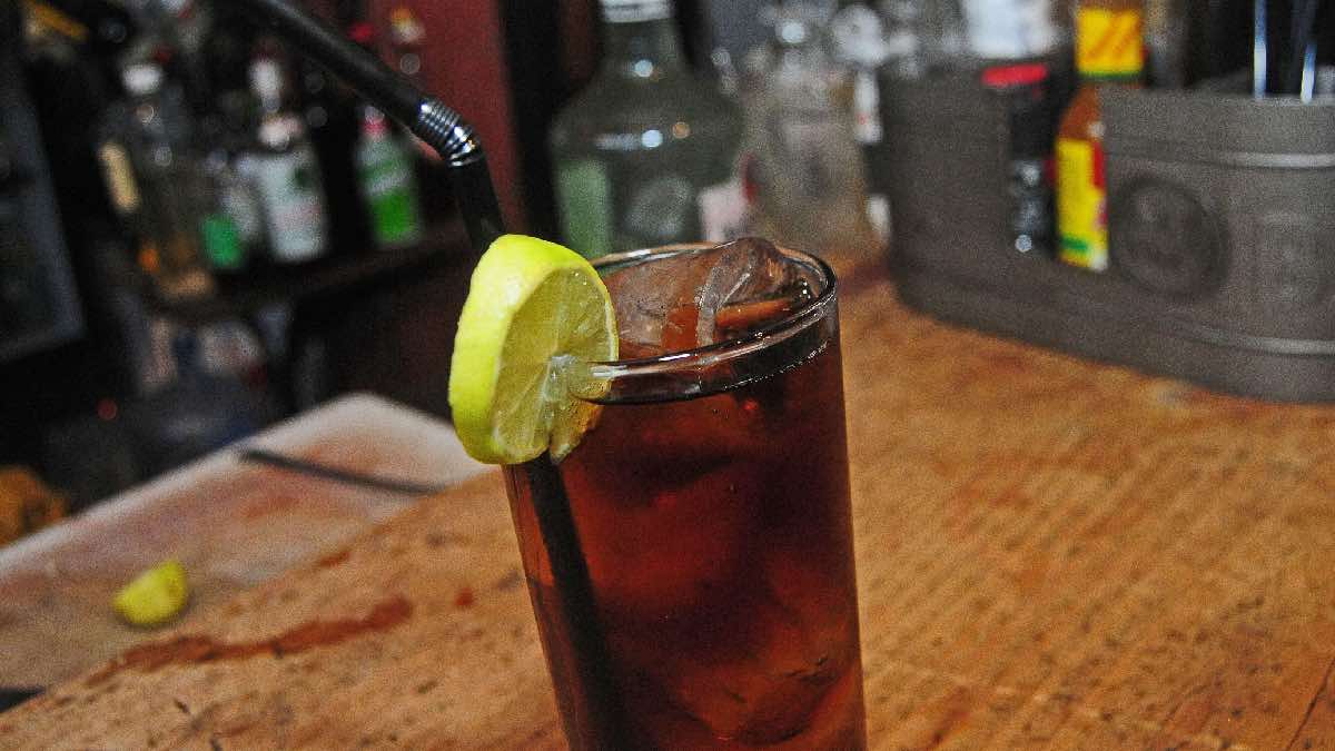 ¿Con negra o blanca? Estudio revela como se está preparando la piscola ...