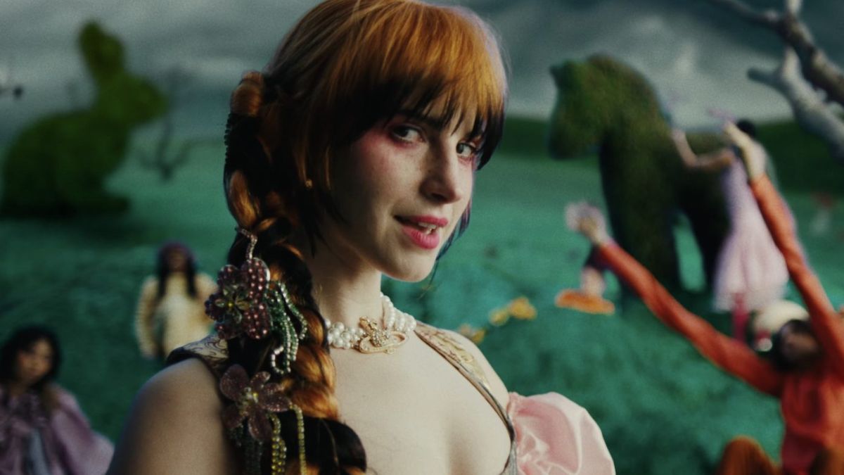 Paramore estrena surreal video para "Running Out of Time" — Radio ...