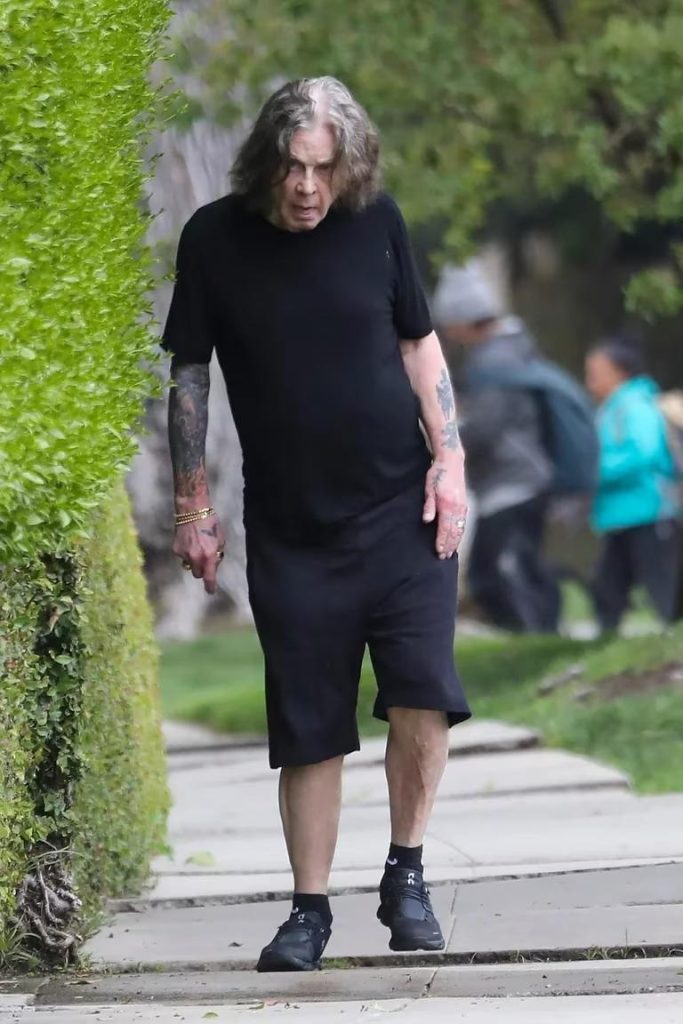 Con el ánimo arriba: Las fotos de Ozzy Osbourne paseando en medio de su ...