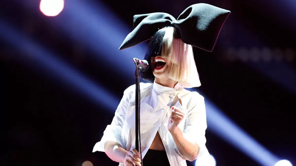 "Te ves bien": El sorprendente nuevo rostro de Sia tras dejar su icónica peluca — Radio ...