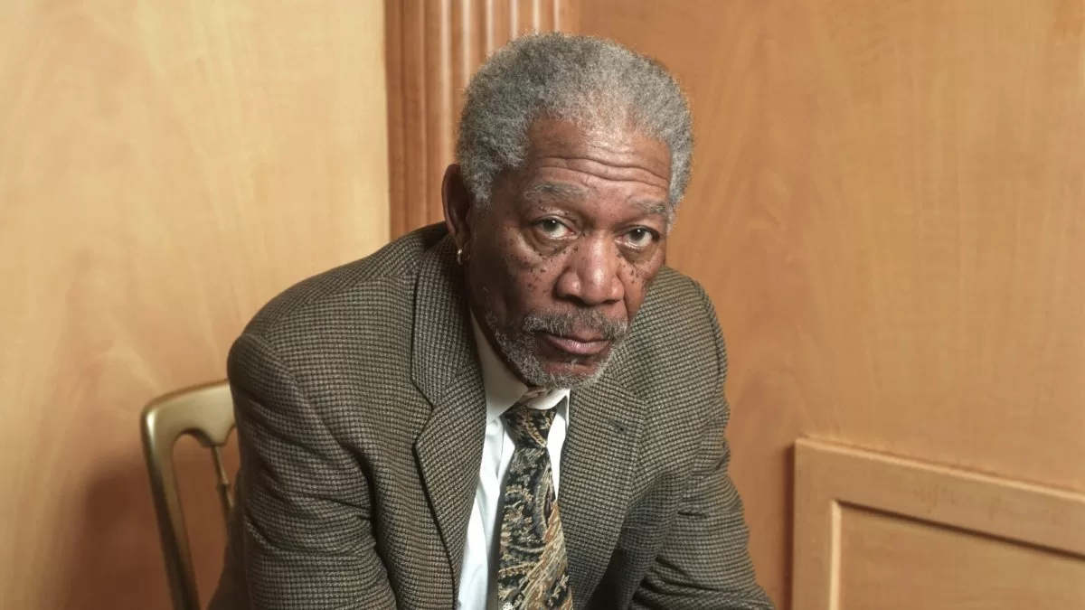 Escoltado y con dificultad para caminar: Las imágenes de Morgan Freeman ...