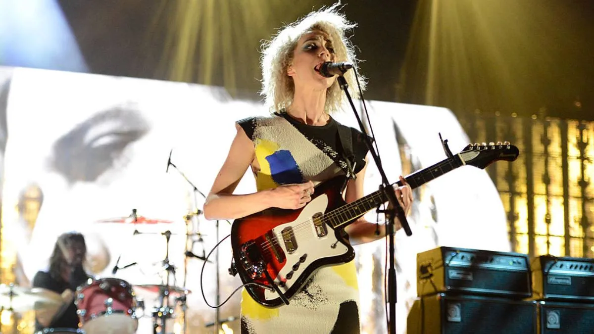 St. Vincent lanza su nuevo y poderoso single "Flea" con Dave Grohl en ...
