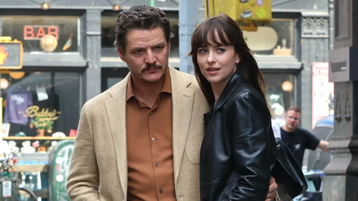 ¿Son pareja? Captan a Pedro Pascal besándose con Dakota Johnson en ...