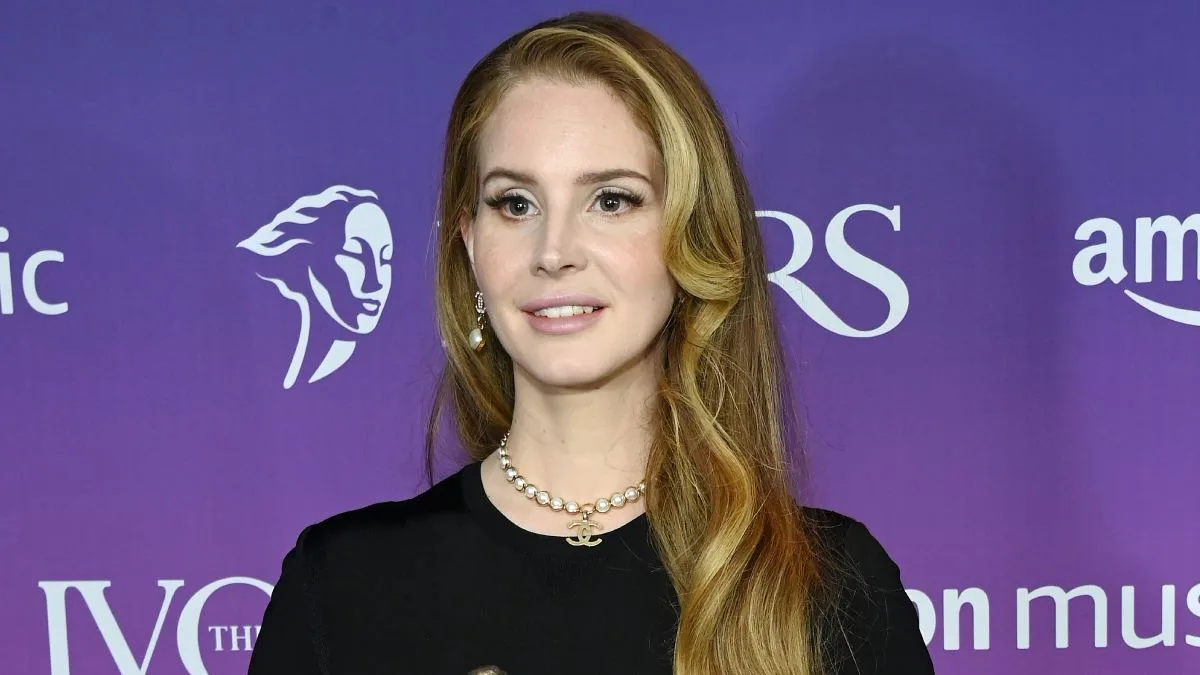 Himno Nacional Lana Del Rey Oro 94.9 Solo Hits | Lana Del Rey Lanza