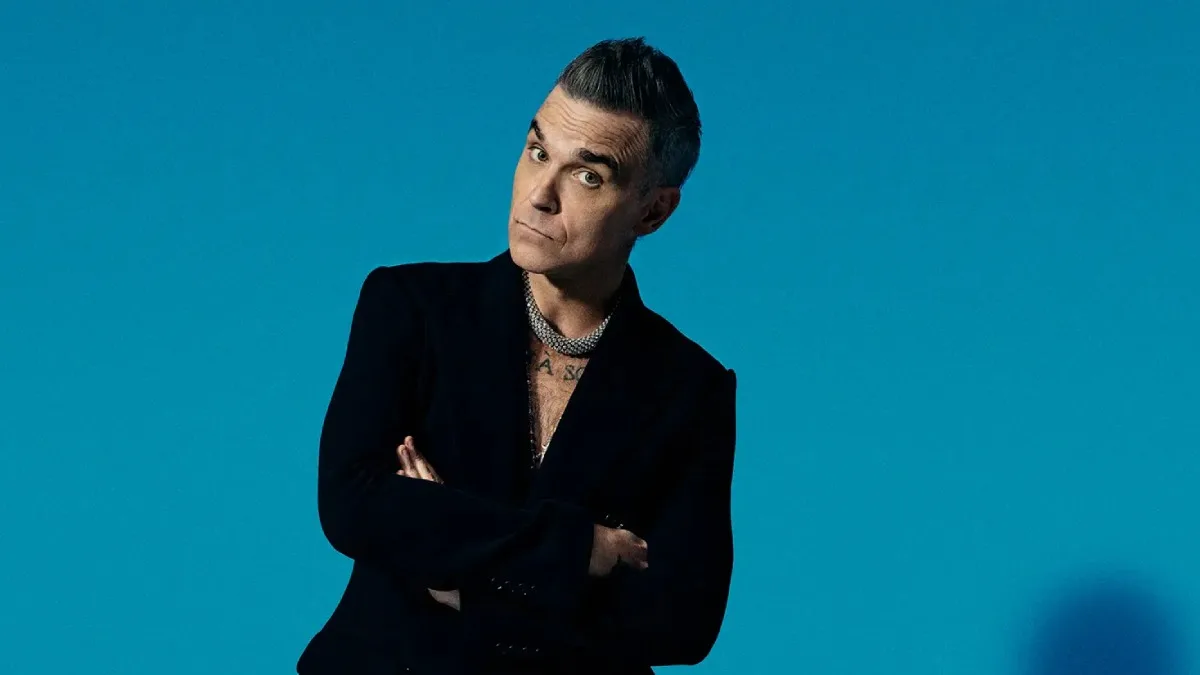 Robbie Williams sorprende pidiendo selfies a desconocidos por la calle ...