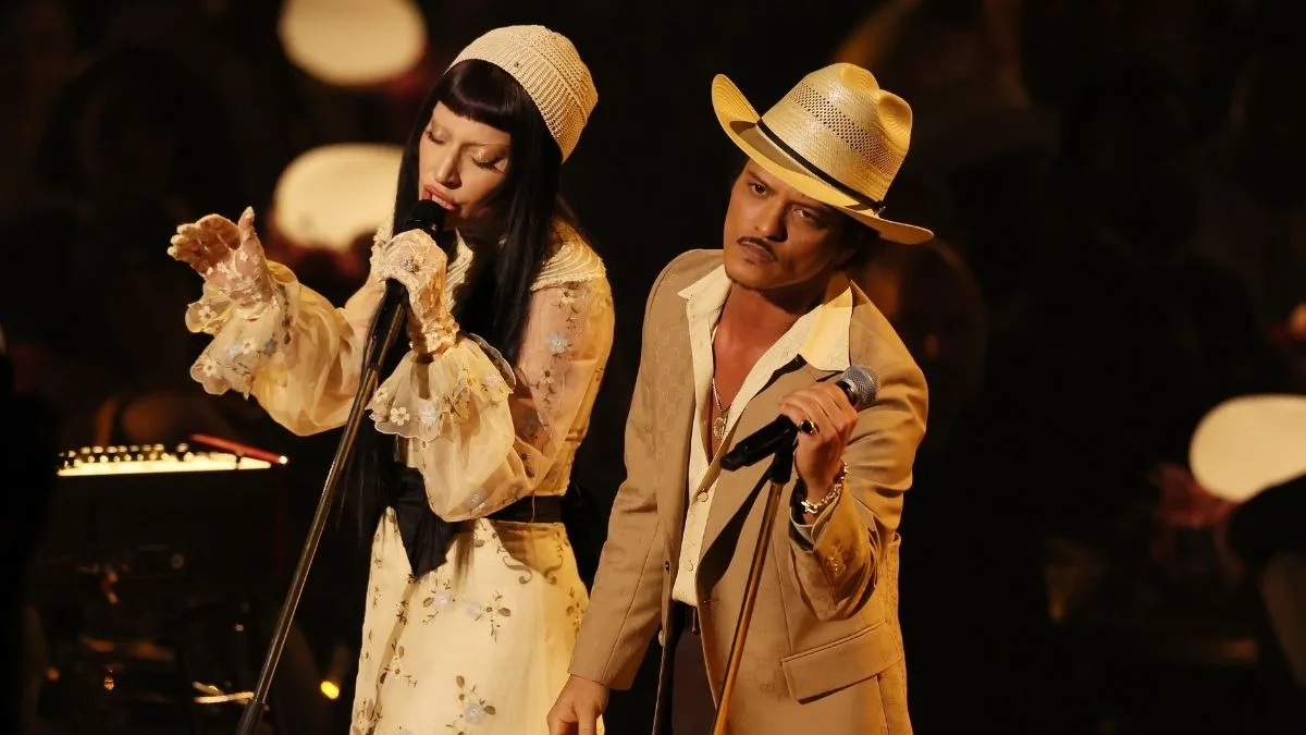 Lady Gaga y Bruno Mars interpretan el clásico de los años 60 ...