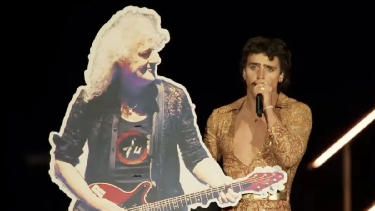 Benson Boone sube a un Brian May de cartón a su show en Coachella tras ...