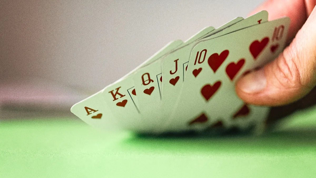 Escalera real millonaria en Chile: hombre convierte $30 mil en más de ...