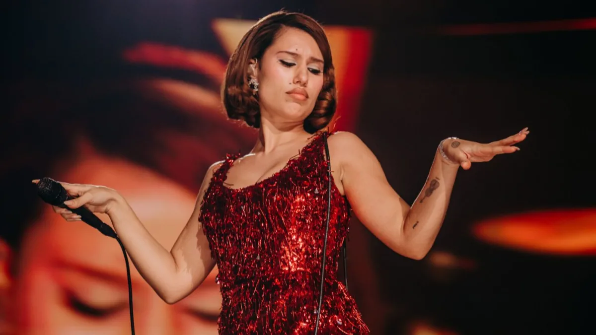 RAYE presentó 10 canciones inéditas de su álbum "This Music May Contain ...