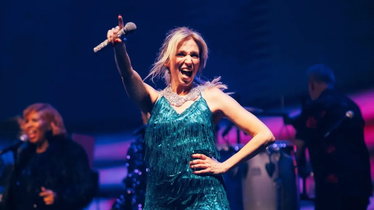 RESEÑA Debbie Gibson en Chile 2026: una juventud que sigue vibrando en ...