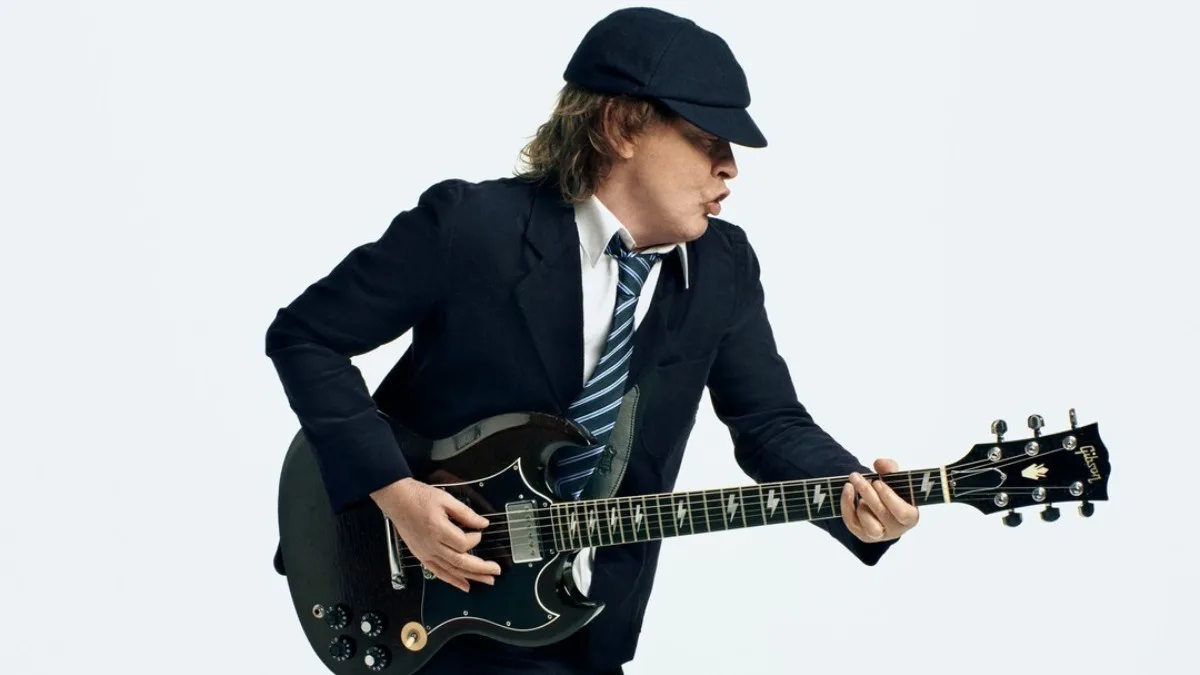 Angus Young cumple 71 años: el colegial eterno que sostiene el motor de ...