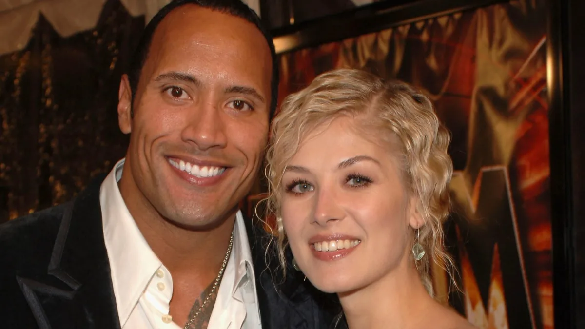Rosamund Pike revela que película con Dwayne Johnson “podría haber ...